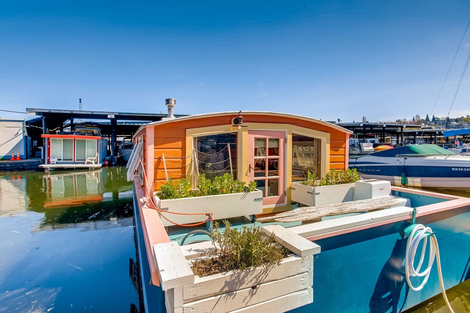 This Darling Seattle Houseboat Is A Perfect Cozy Getaway - Teeny Abode